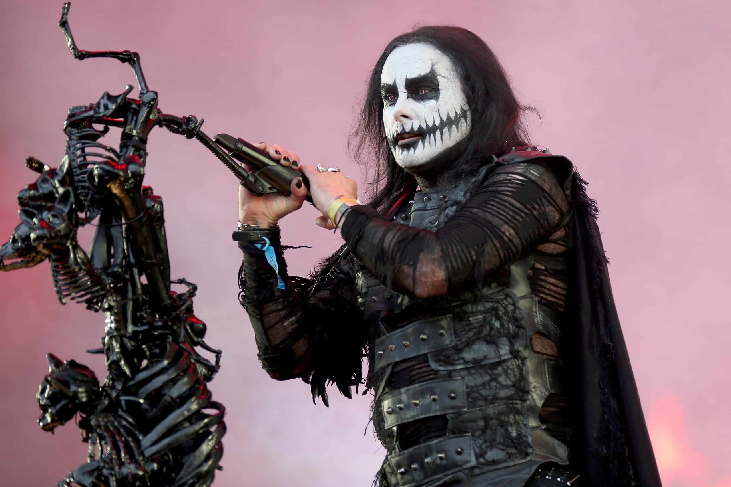 Cradle of Filthin Dani Filth avautuu kiertueiden haasteista: "Kaikki on ...