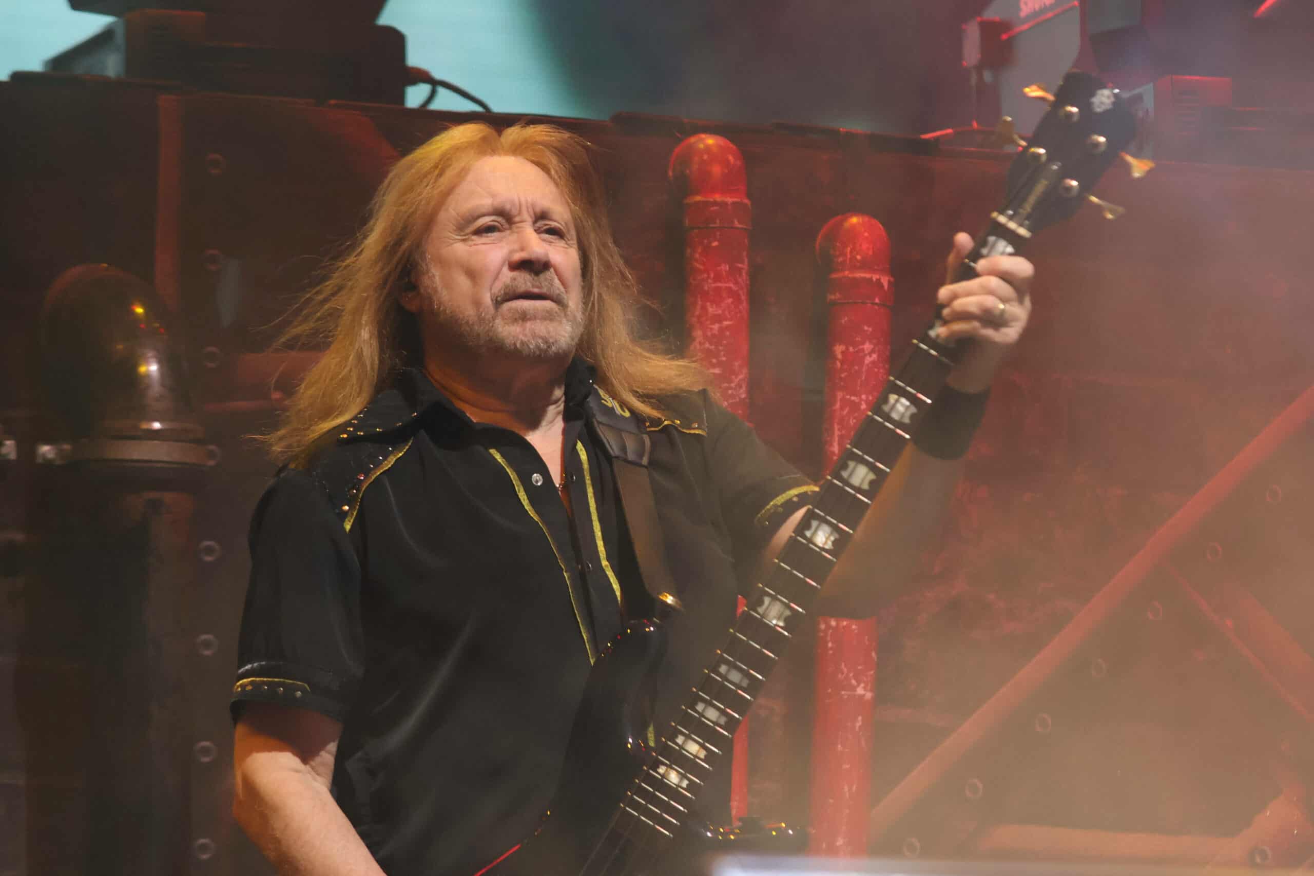 "Se on raakaa, puhdasta rokkia" - basisti Ian Hill nimeää suosikkinsa ...
