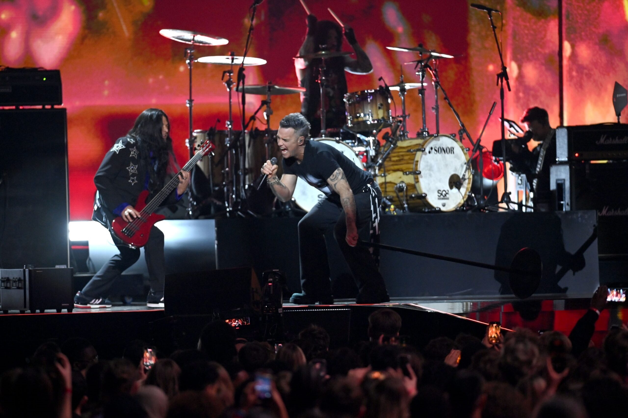 Robbie Williams teki kunniaa Ozzy Osbournelle Brit Awardseissa - Näin ...