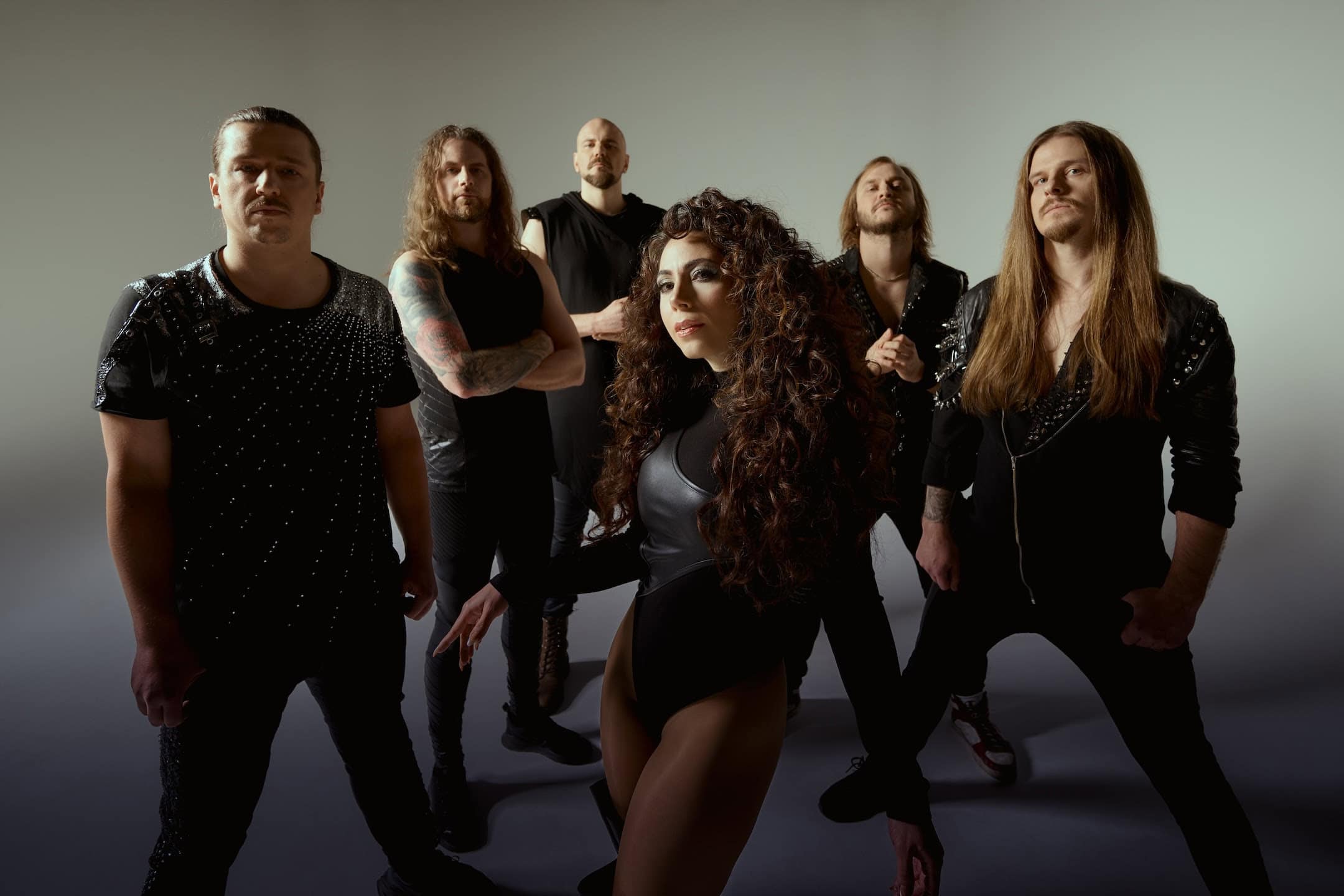 Battle Beast julkisti Noora Louhimon saappaisiin hyppäävän uuden ...
