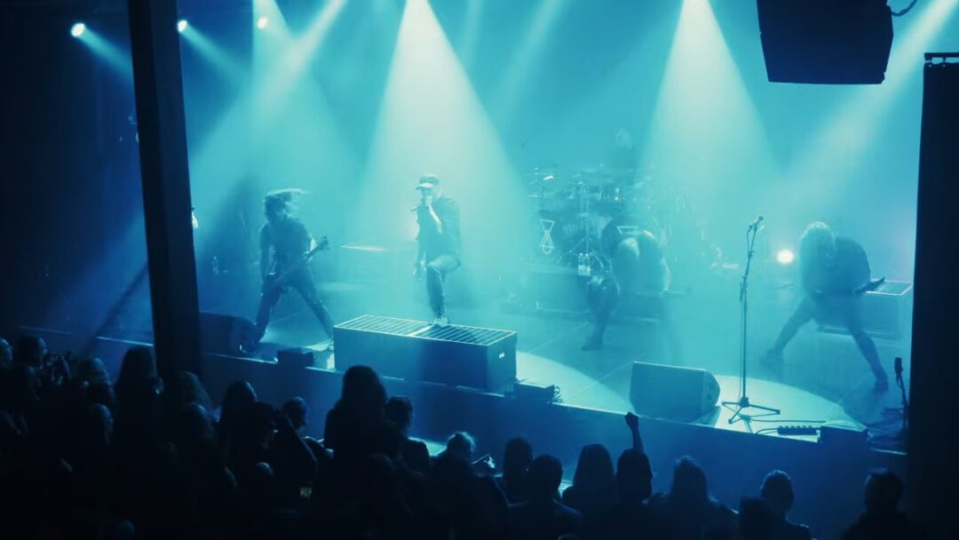 Bloodred Hourglass toivottaa faneilleen hyvät joulut uuden livevideon ...