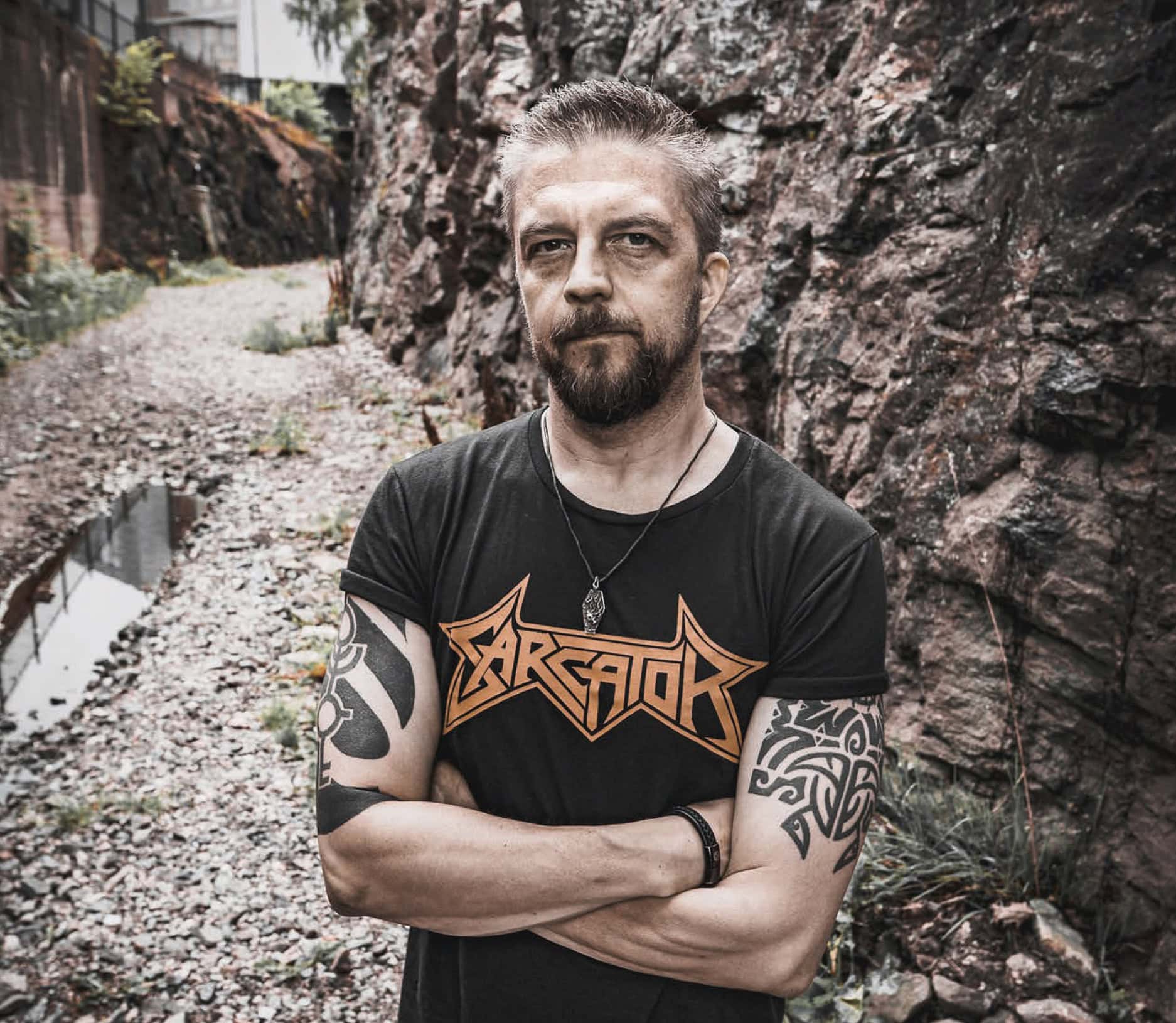 "Kun alkaa bändihommiin 14-vuotiaana, kiertää maailmaa 20 vuotta ja on ...