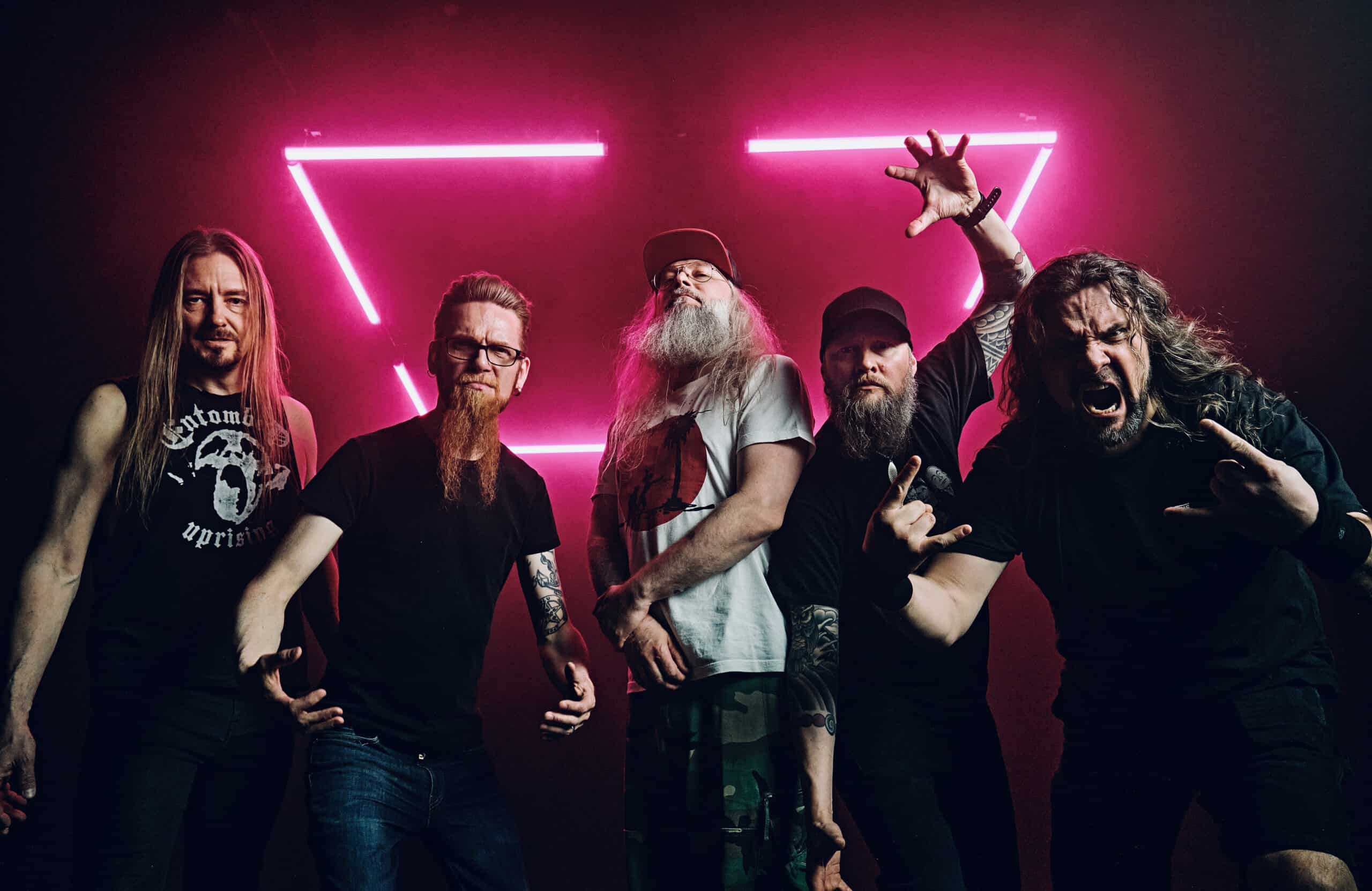 "Kaikki tietävät miltä tuntuu nousta kattojen päälle ilmaan" - Mokoma ...